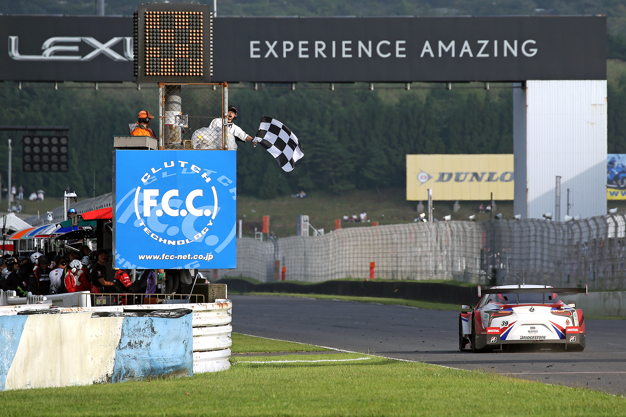 DENSO KOBELCO SARD LC500が混乱した天候を味方に今季初優勝 | JAFモータースポーツ