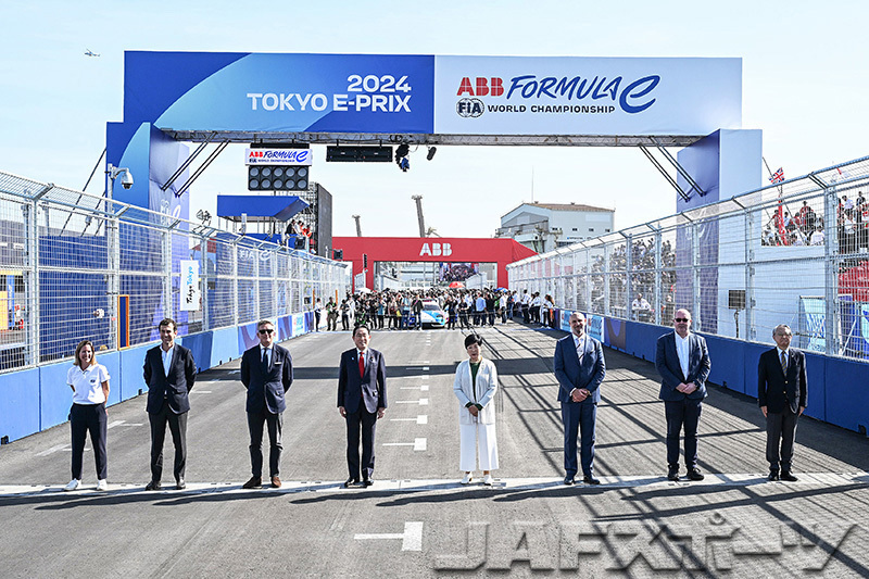 FIAフォーミュラE世界選手権第5戦・東京E-Prix、日産フォーミュラEチームのオリバー・ローランド選手を最終周で退けた、マキシミリアン・ギュンター選手が優勝！ | JAFモータースポーツ