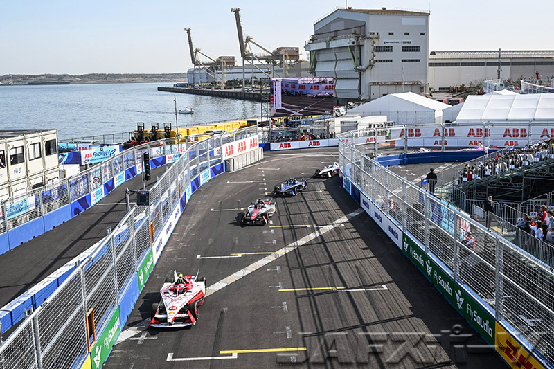 FIAフォーミュラE世界選手権第5戦・東京E-Prix、日産フォーミュラEチームのオリバー・ローランド選手を最終周で退けた、マキシミリアン・ギュンター選手が優勝！ | JAFモータースポーツ