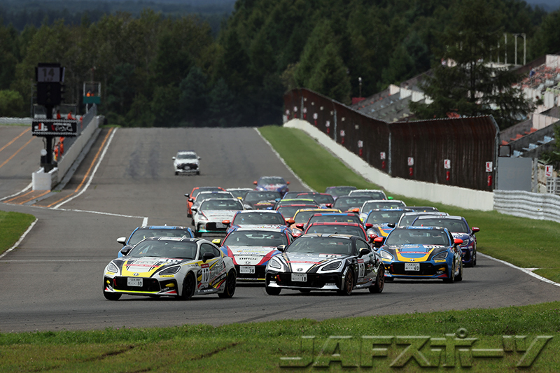 北海道クラブマンカップレースは各レースでホットなバトルが繰り広げられた | JAFモータースポーツ